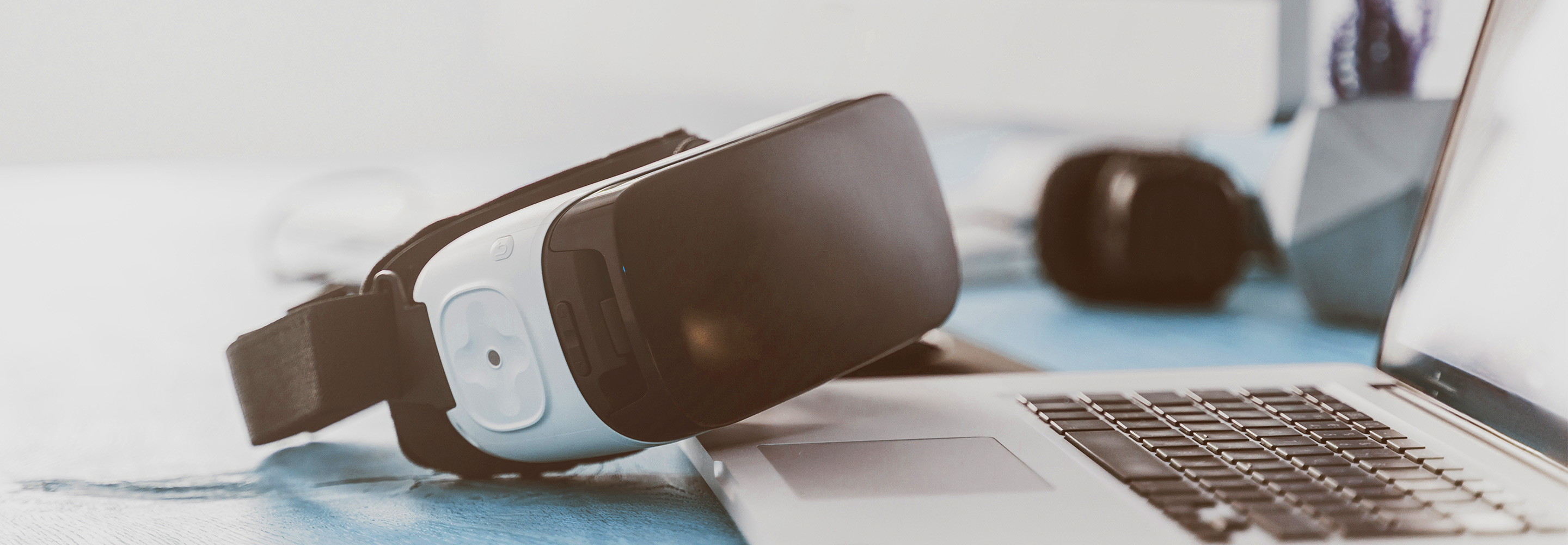 Augmented Reality (AR) & Virtual Reality (VR)